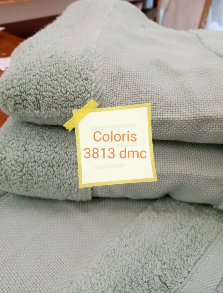 Serviette de toilette DMC Saule - Broderie Point à Point Serviette de toilette DMC Saule - Broderie Point à Point