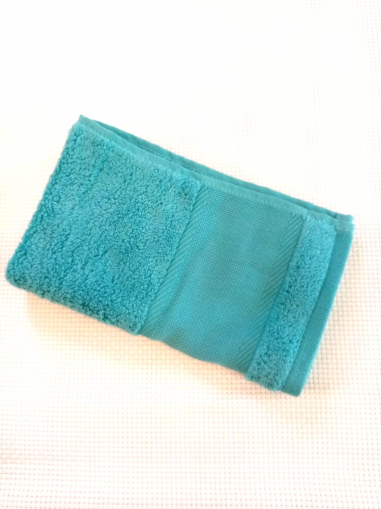 Serviette Invité DMC Turquoise - Broderie Point à Point Serviette Invité DMC Turquoise - Broderie Point à Point
